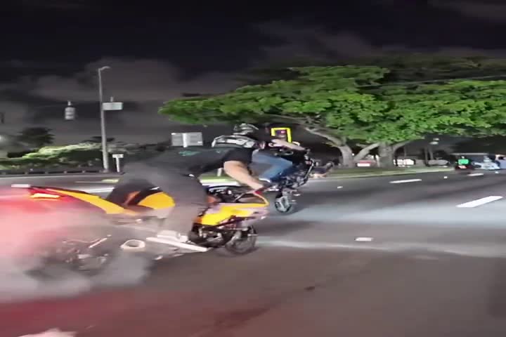 Estaba moneando en una corrida de motora, se cayó y otro le pasó por ...