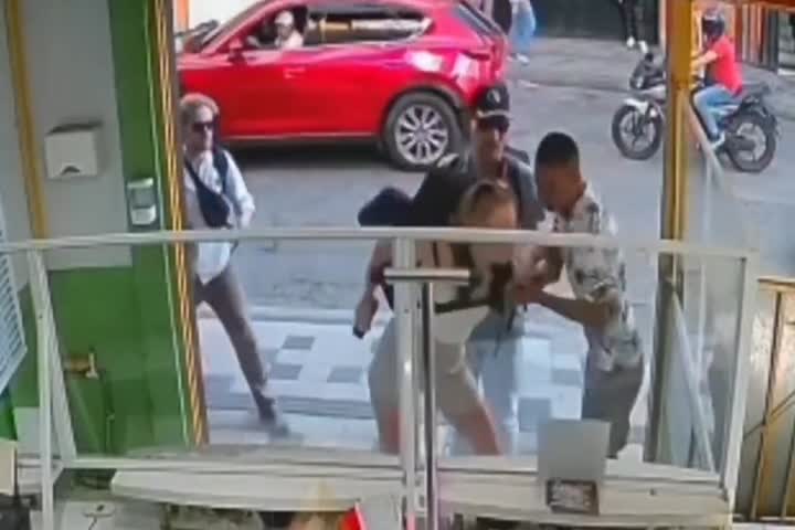 "Caco" intenta robarle a una turista en Colombia, pero miren lo que le ...